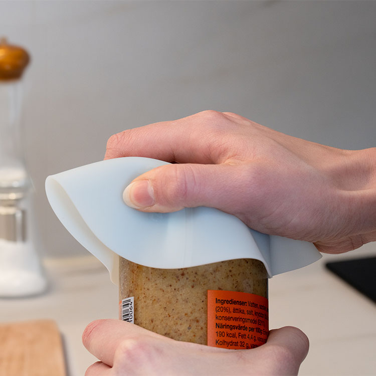 Silicone grip cloth easily opens lids and screw tops