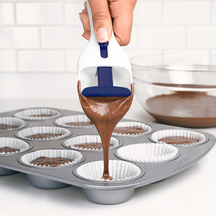 Cake Mix Scoop and Plunger - Bake muffins and cupcakes | SmartaSaker