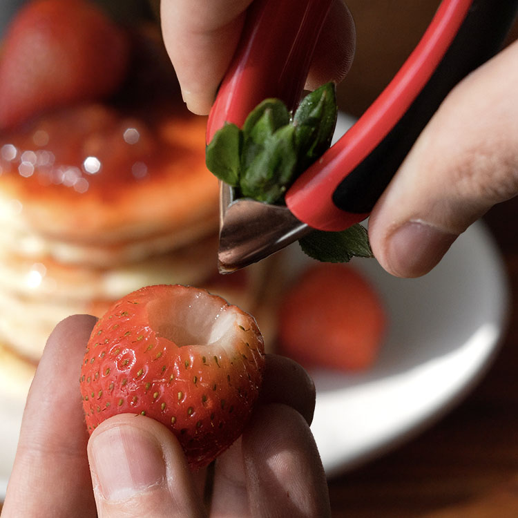 De-stem strawberries with the metal strawberry huller | SmartaSaker