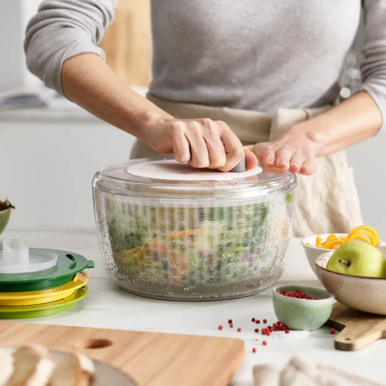 Salad spinner with grater - buy salad slinger | SmartaSaker