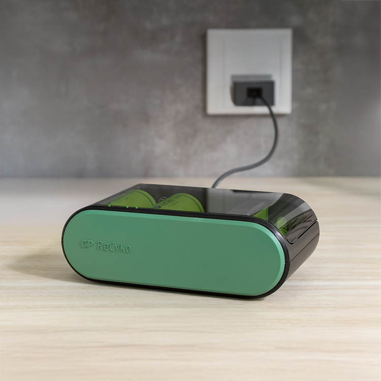 Universal battery charger for AA to 9V, GP ReCyko | SmartaSaker