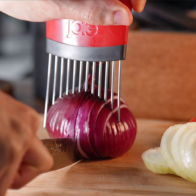 Vegetable slicer cutting aid - Clever cutting aid for onions and ...