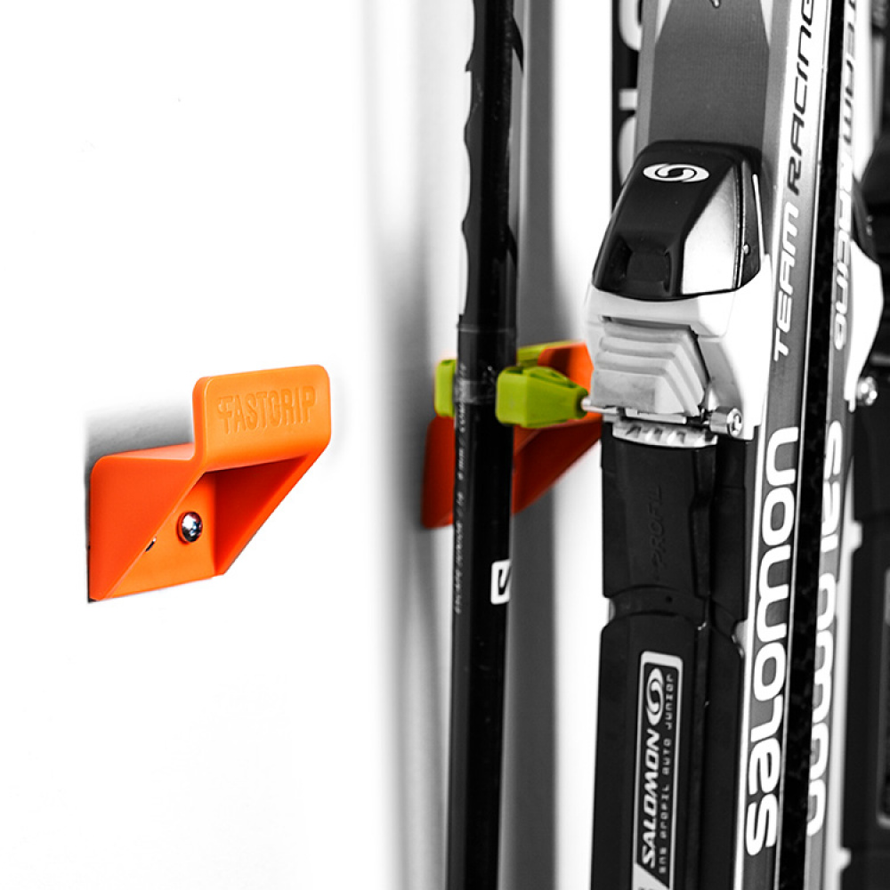 Ski holder with wall mounted Fast Grip for cross-country skis | SmartaSaker