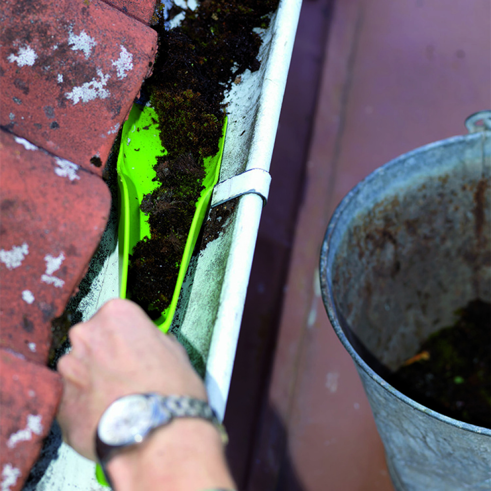 Scoop for the gutter - Clear the leaves from your gutter | SmartaSaker