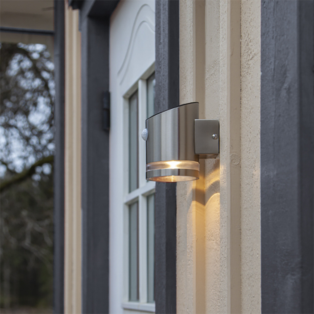 Solar charged wall light - with motion sensor | SmartaSaker